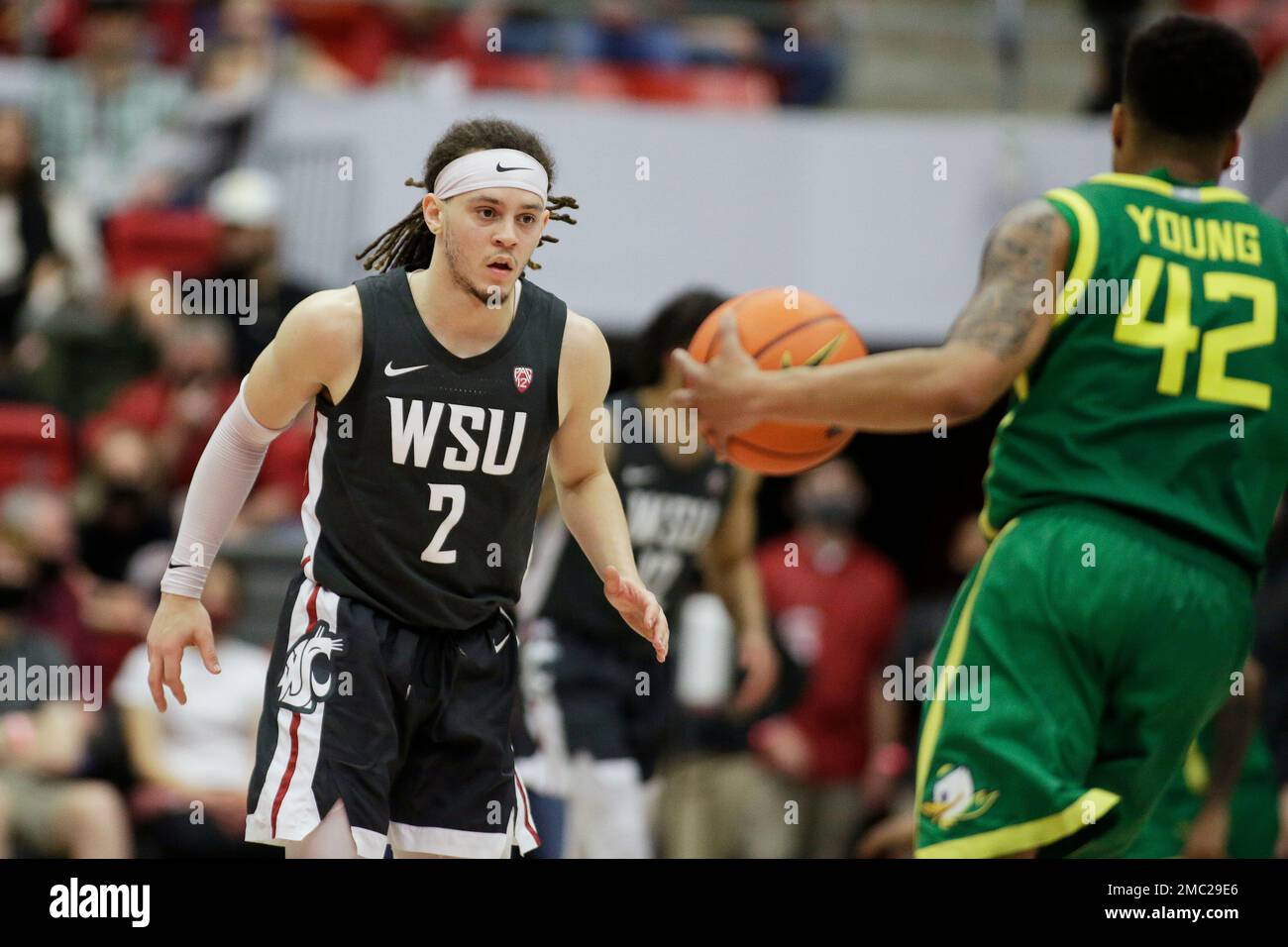 Washington State guard Tyrell Roberts (2) defends Oregon guard Jacob ...