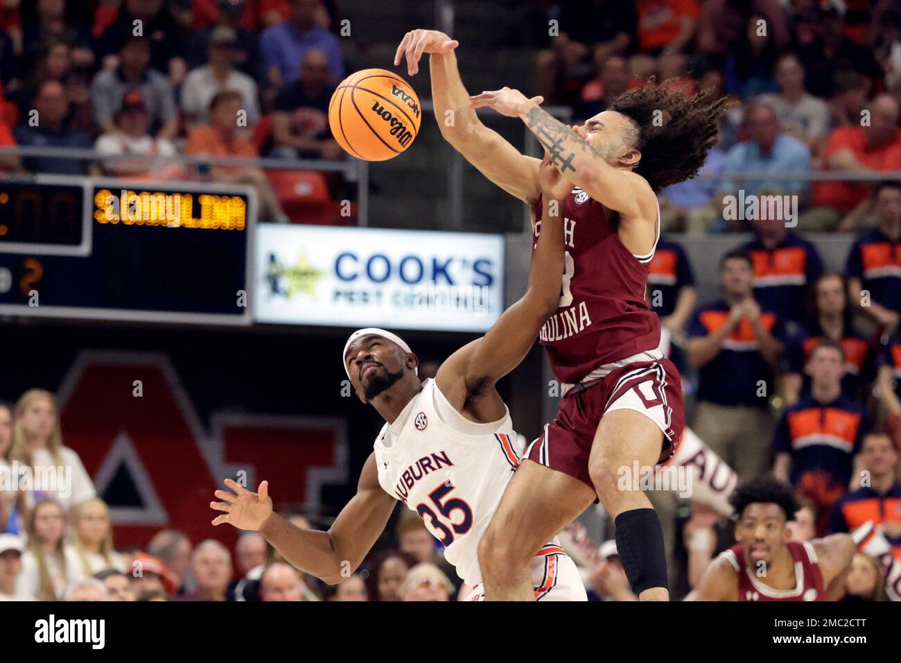 Auburn guard Devan Cambridge (35) and South Carolina guard Devin Carter ...