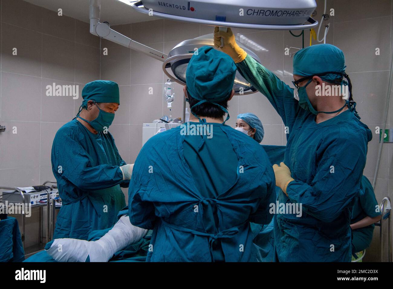 PHU YEN, VIETNAM (June 24, 2022) – U.S. Navy and Vietnamese doctors ...