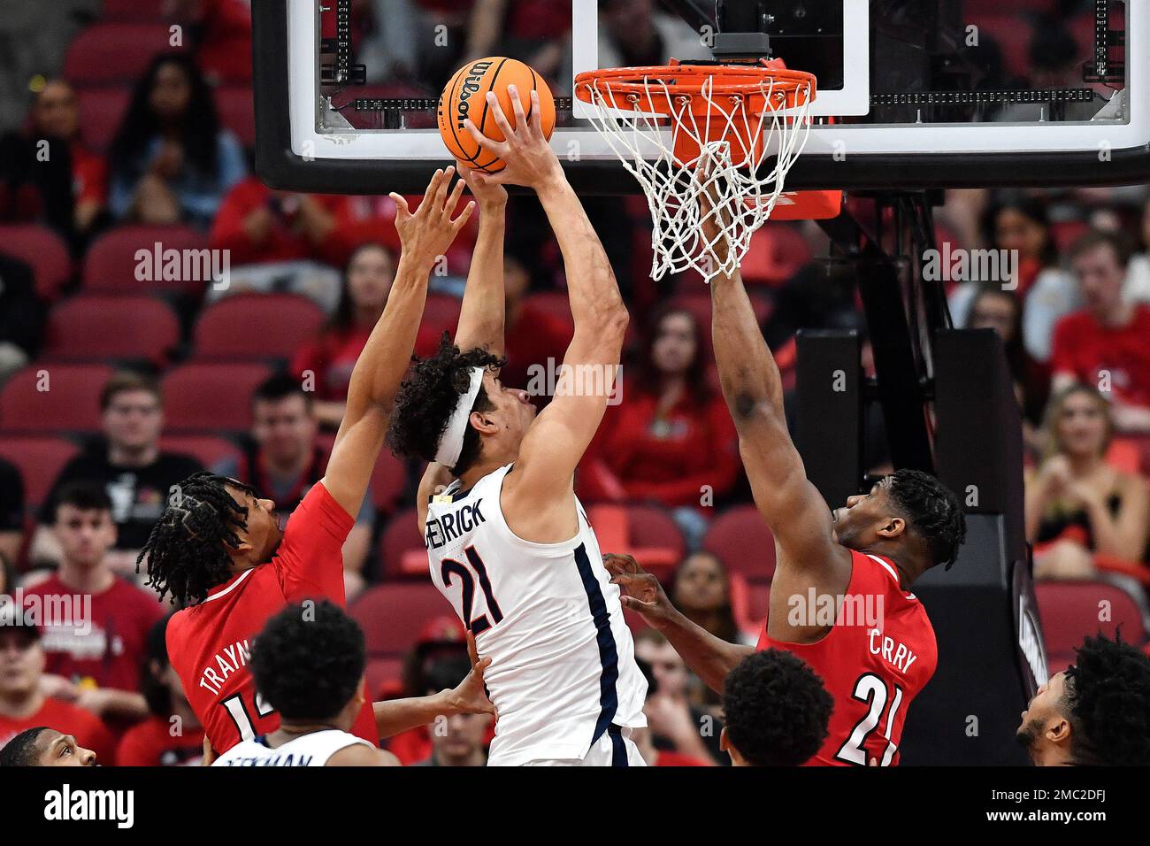 Virginia forward Kadin Shedrick (21) goes up for a shot over Louisville ...