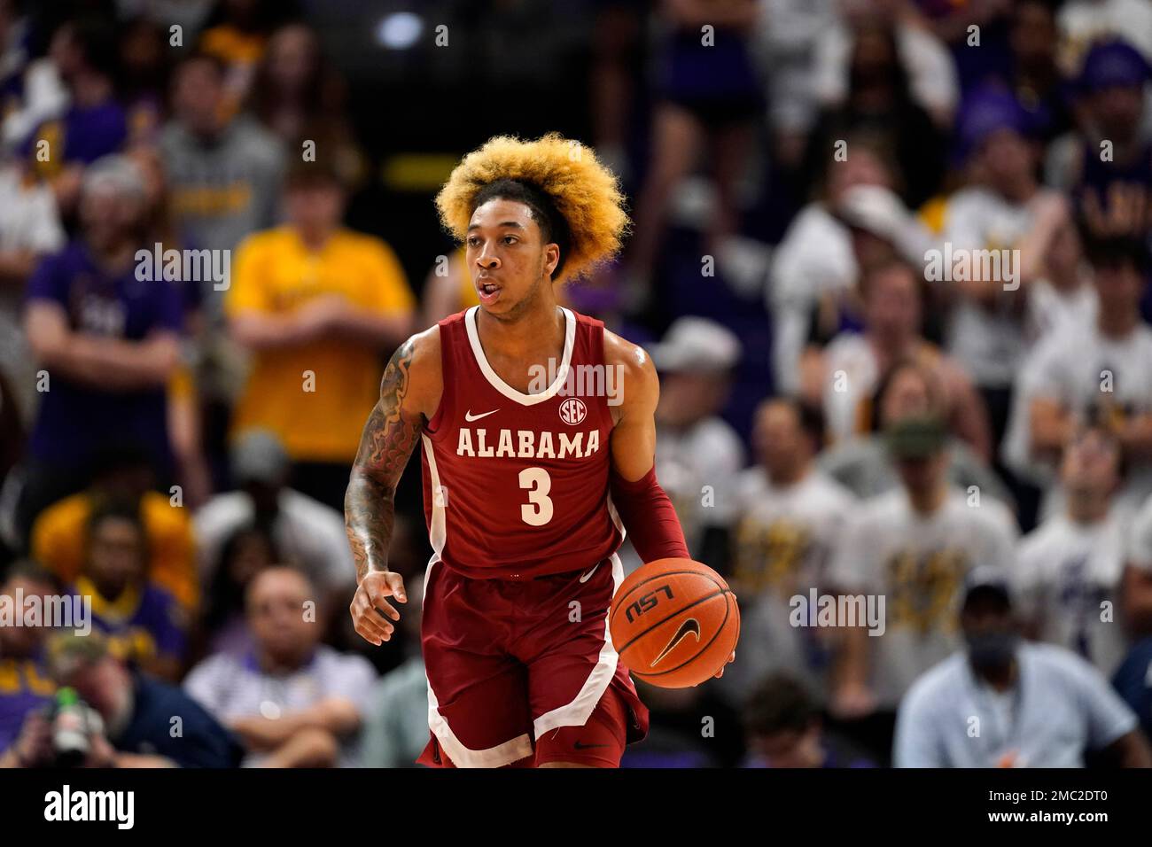 Alabama guard JD Davison (3) moves the ball down court in the first ...