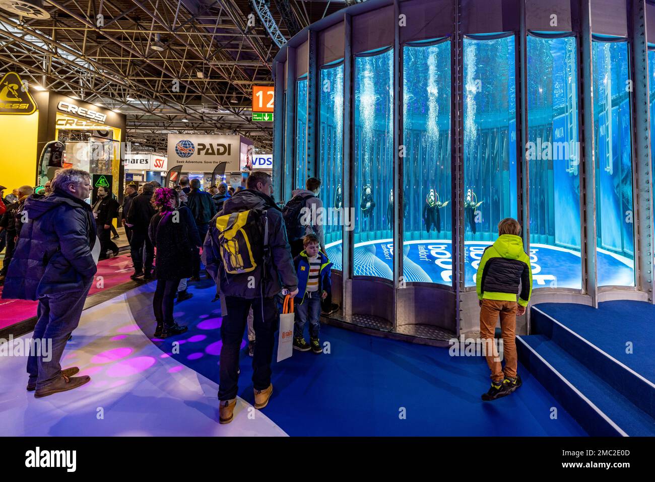 Duesseldorf, Germany. 21st Jan, 2023. Divers do their rounds in an ...