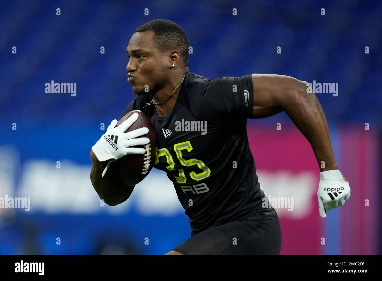 Georgia running back Zamir White participates in a drill at the NFL ...