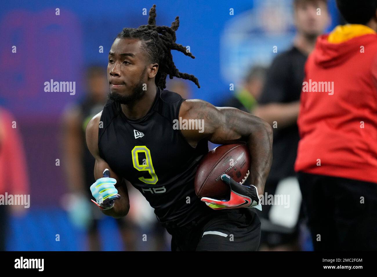 Georgia running back James Cook participates in a drill at the NFL ...