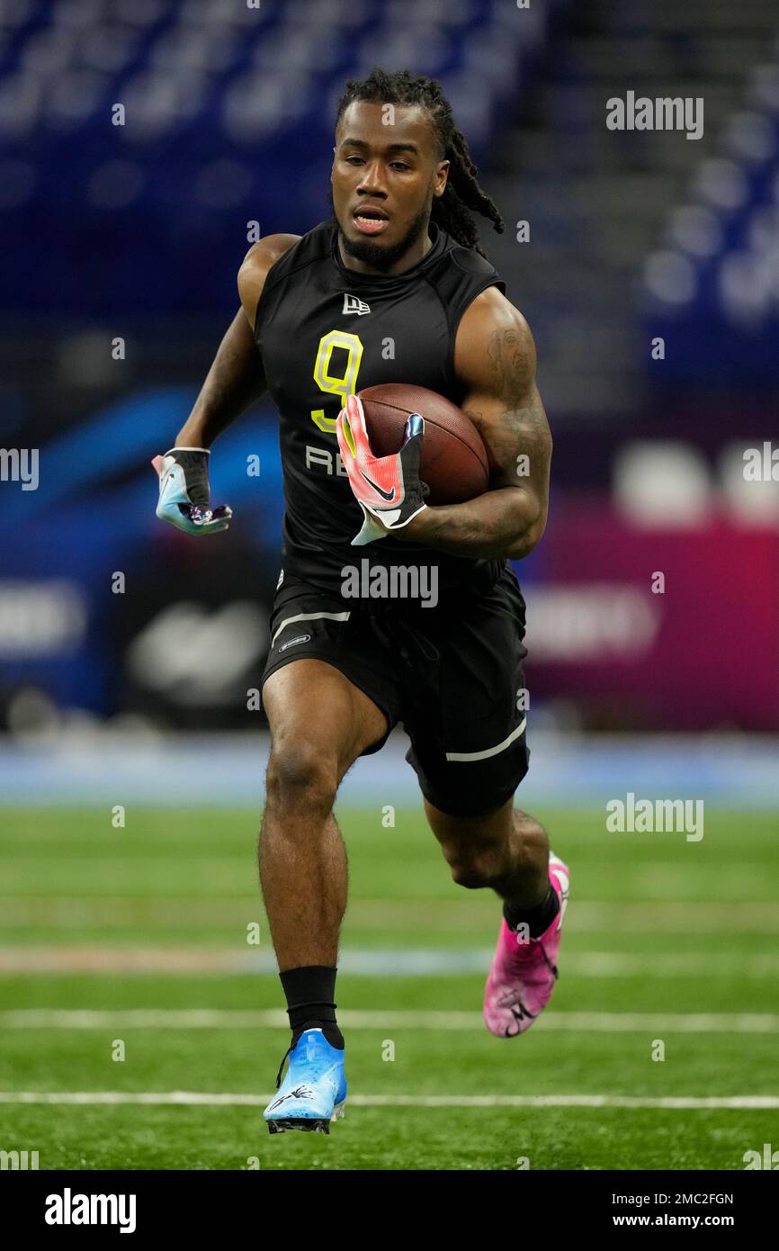Georgia running back James Cook participates in a drill at the NFL ...