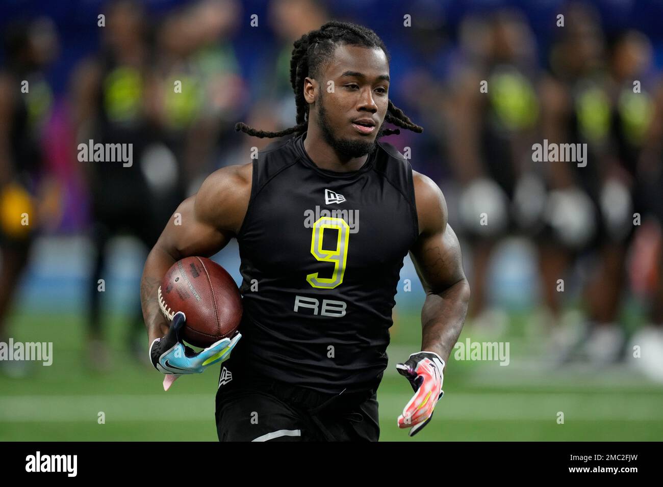 Georgia running back James Cook participates in a drill at the NFL ...