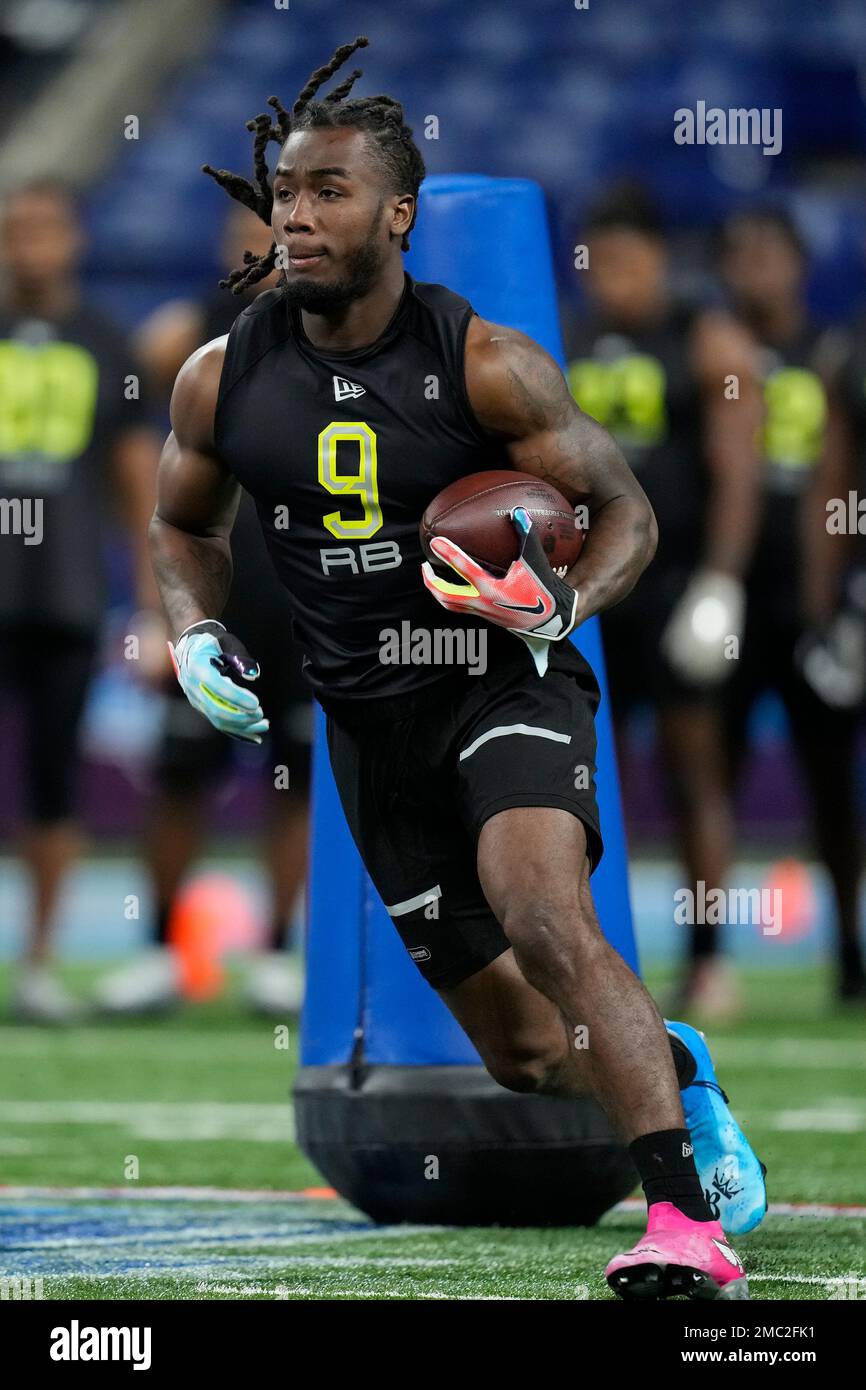 Georgia running back James Cook participates in a drill at the NFL ...