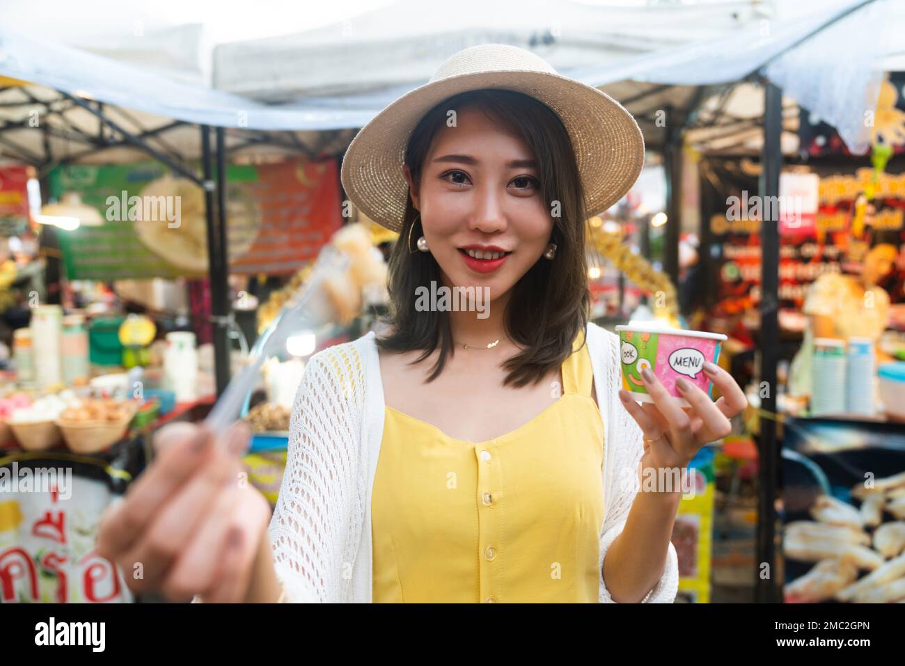 Happy young woman to go shopping Stock Photo - Alamy