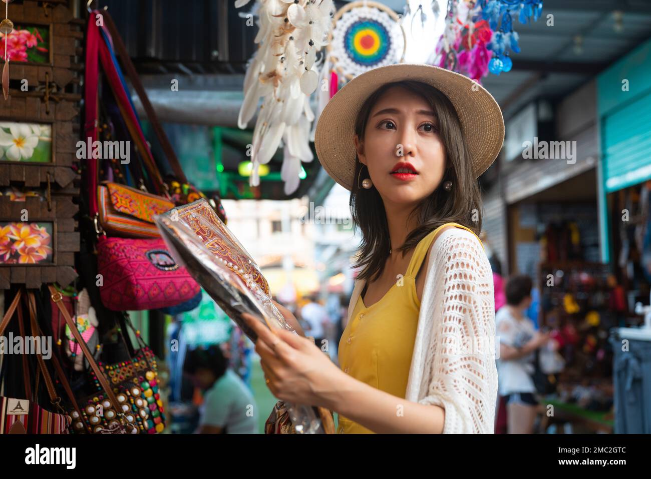 Happy young woman to go shopping Stock Photo - Alamy