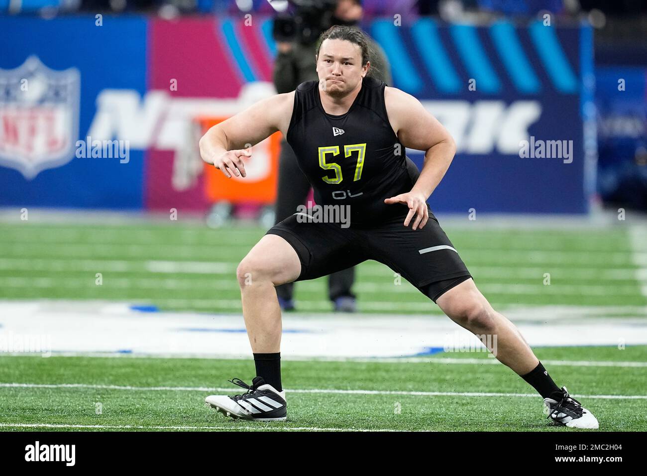 Washington offensive lineman Luke Wattenberg runs a drill during the ...