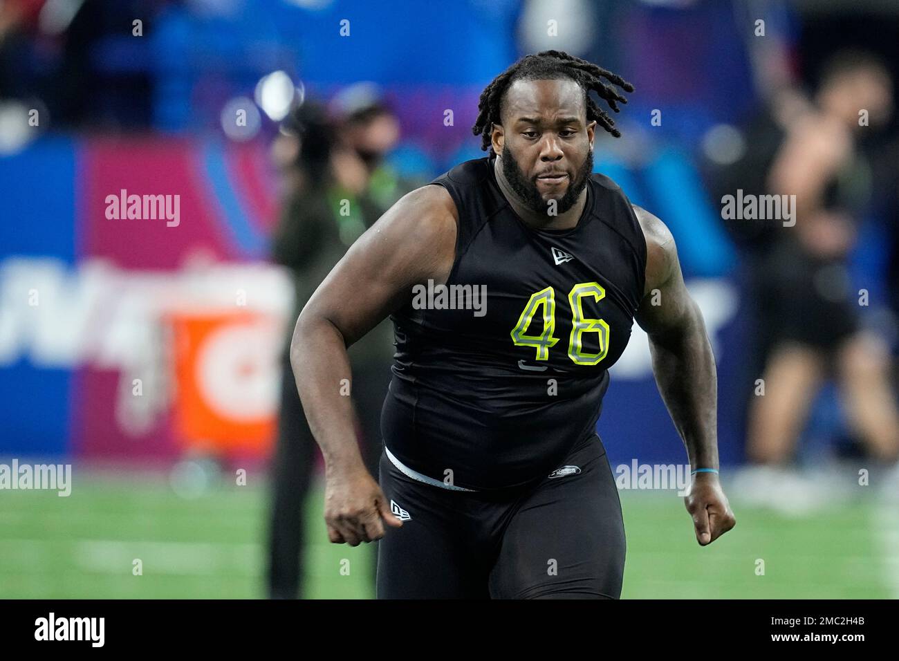 Georgia offensive lineman Justin Shaffer runs a drill during the NFL ...