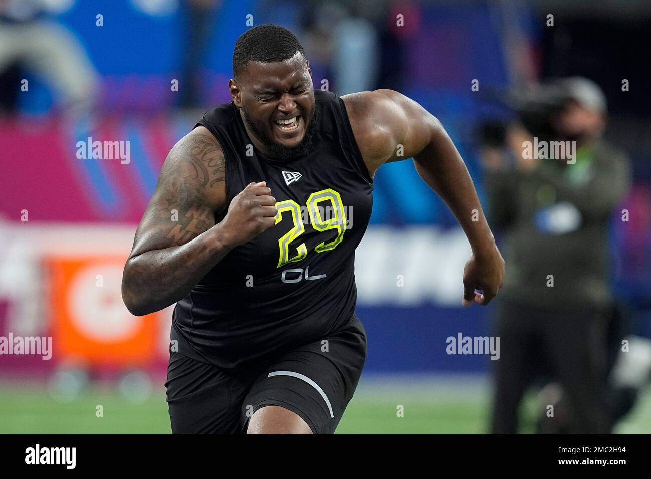 Illinois offensive lineman Vederian Lowe runs a drill during the NFL ...