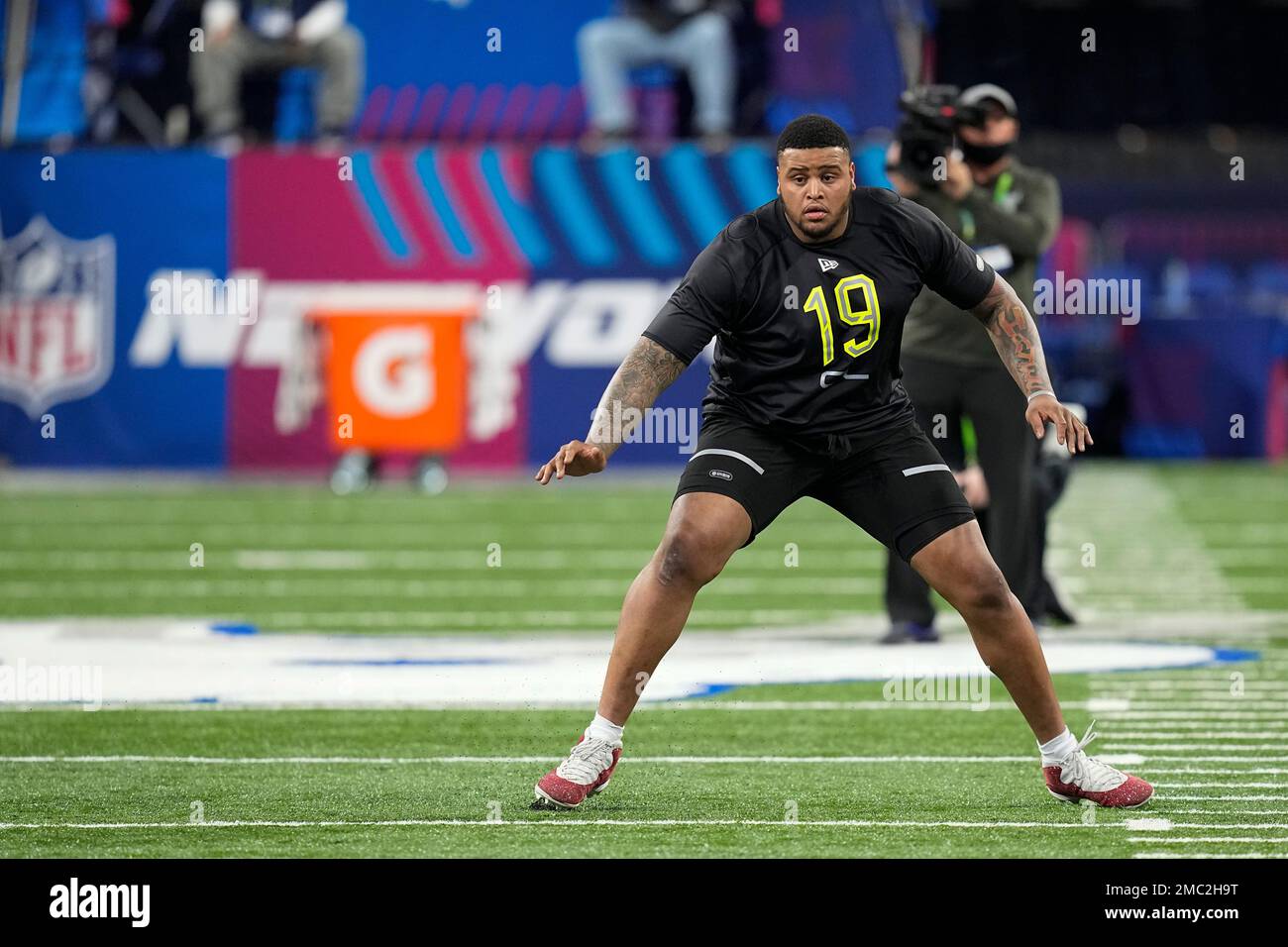Oklahoma offensive lineman Marquis Hayes runs a drill during the NFL ...