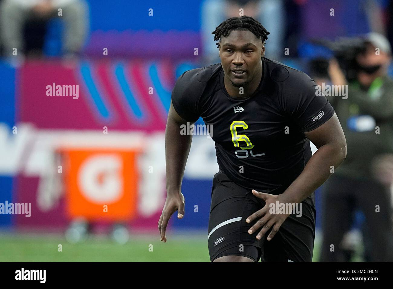 Mississippi State offensive lineman Charles Cross runs a drill during ...