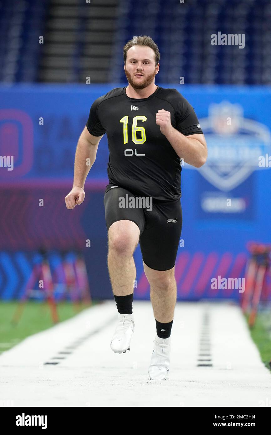 Kentucky offensive lineman Luke Fortner runs the 40-yard dash during ...