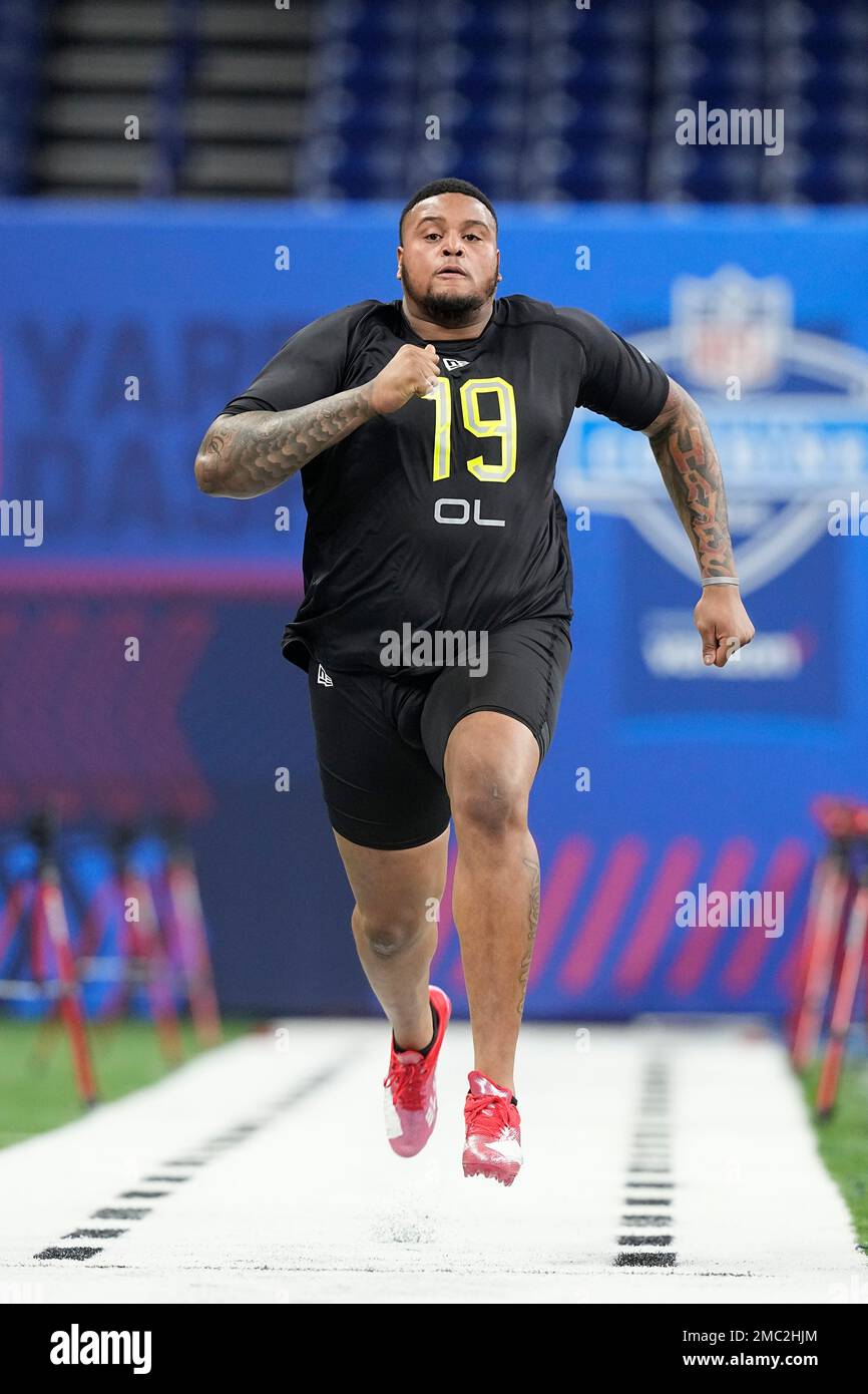 Oklahoma offensive lineman Marquis Hayes runs the 40-yard dash during ...