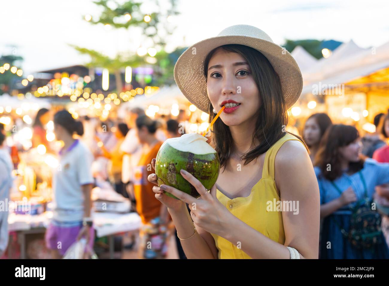 Happy young woman to go shopping Stock Photo - Alamy