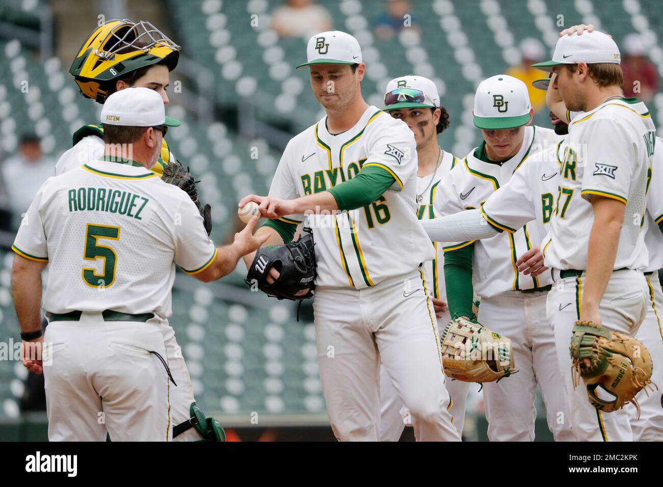 Baylor starting pitcher Tyler Thomas (16) is pulled from the mound in ...