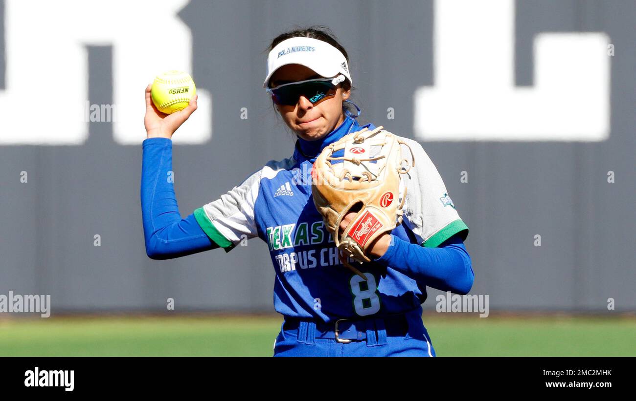 Texas A&M Corpus Christi second baseman Paolina Baez (8) throws to ...