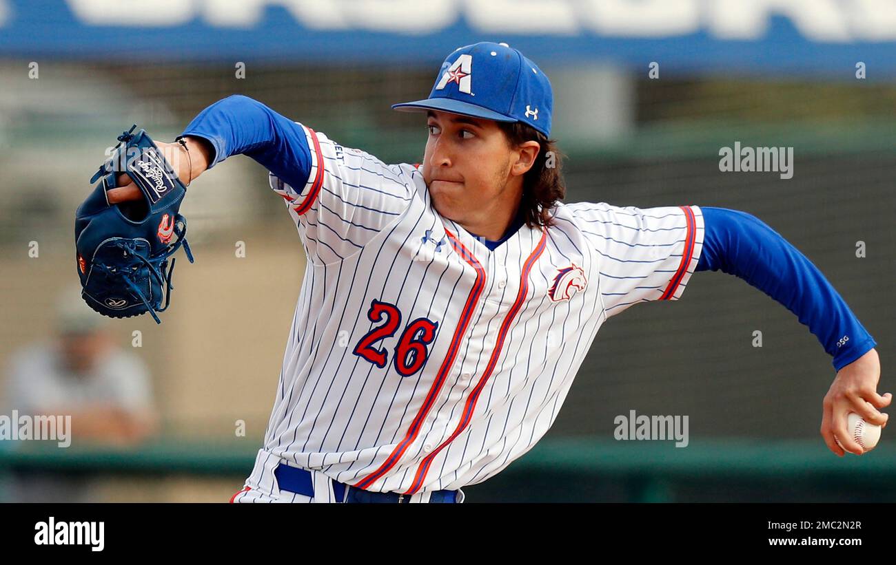 UT Arlington pitcher Gray Bailey (26) works against Texas A&M-Corpus ...