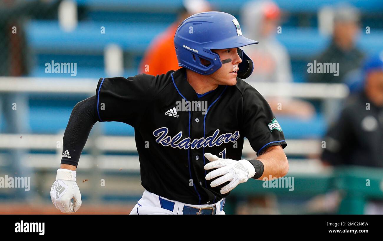 Texas A&M-Corpus Christi outfielder Tyler Linneweber (1) runs to first ...