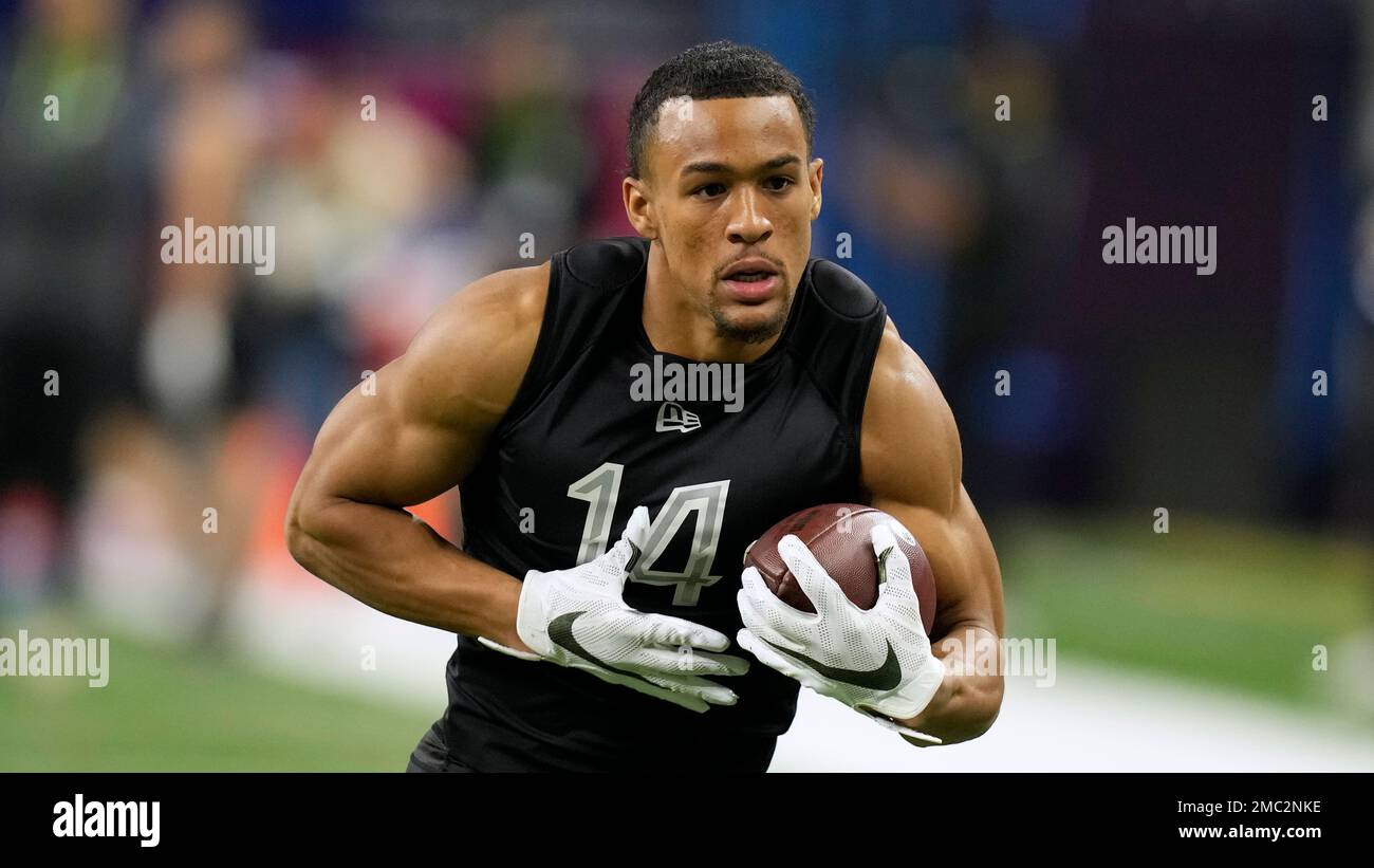 Oregon wide receiver Johnny Johnson III runs up field after catching a ...