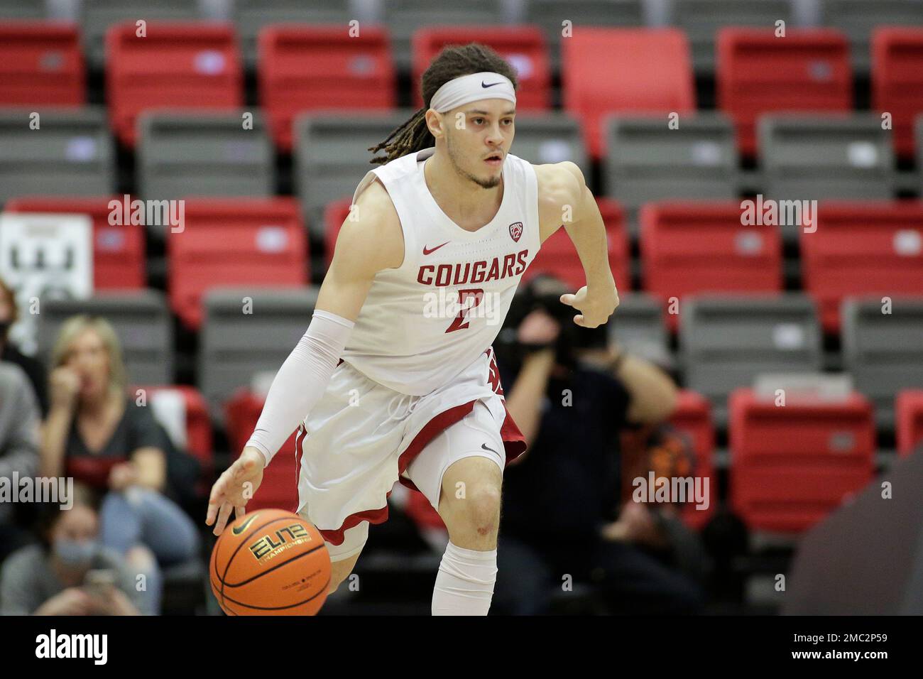 Washington State guard Tyrell Roberts controls the ball during the ...