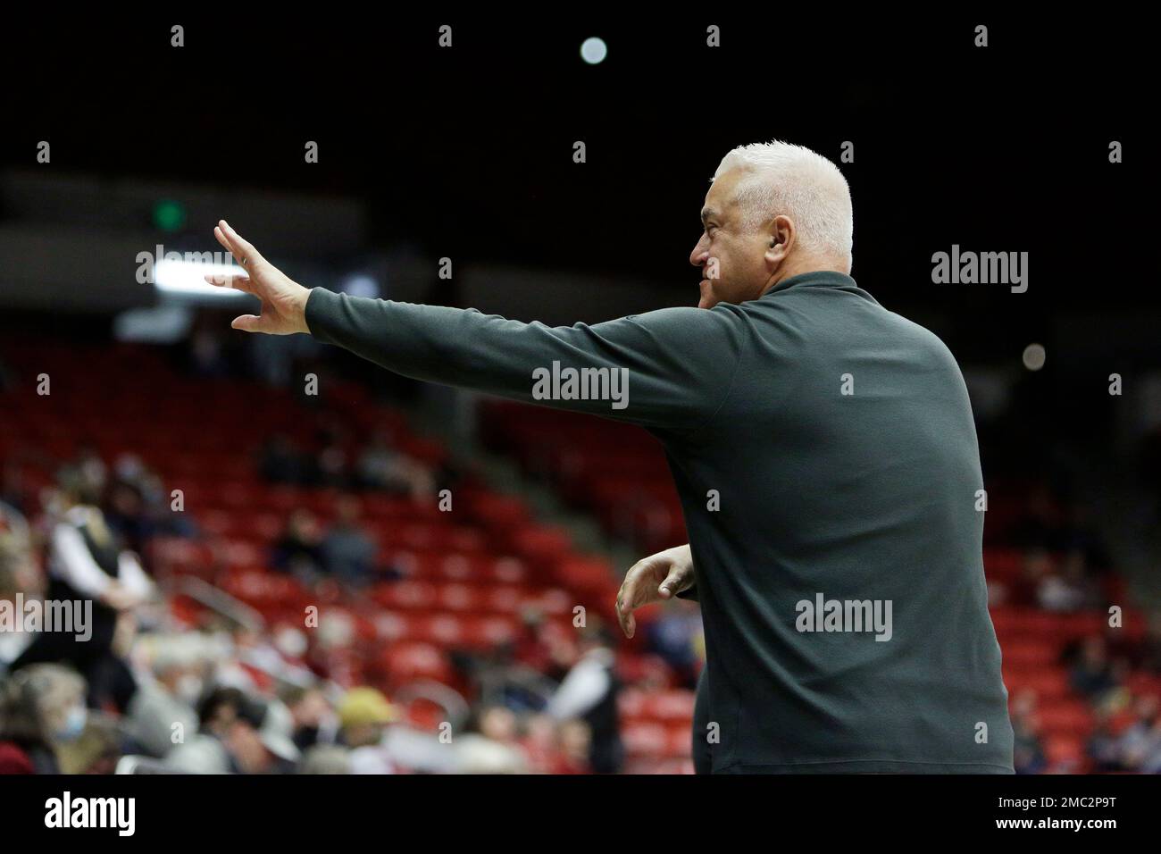 Oregon State head coach Wayne Tinkle greet spectators behind his team's ...