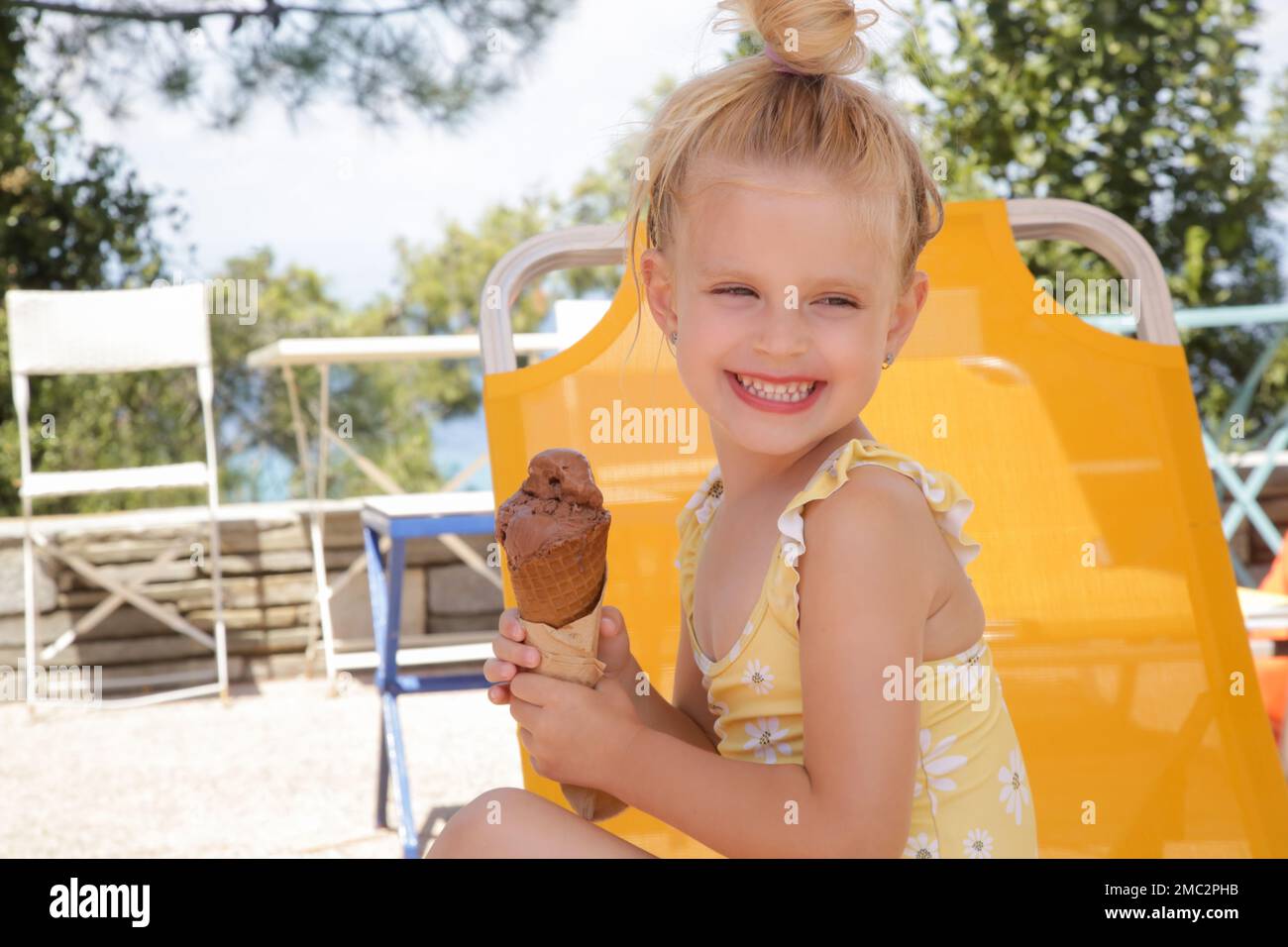 Kid eating ice cream beach hi-res stock photography and images - Alamy