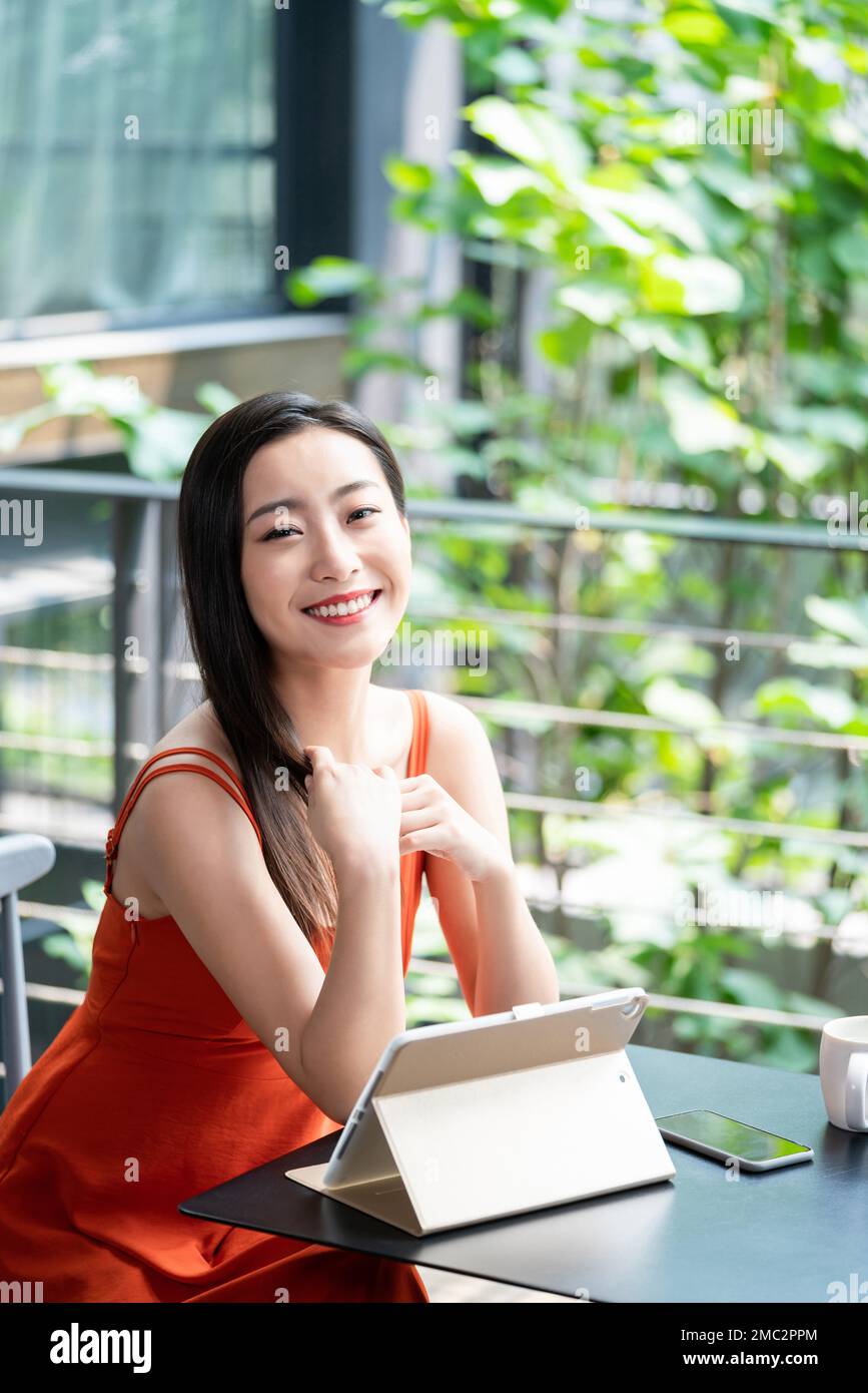 The young woman to see the coffee shop use tablet computers Stock Photo - Alamy