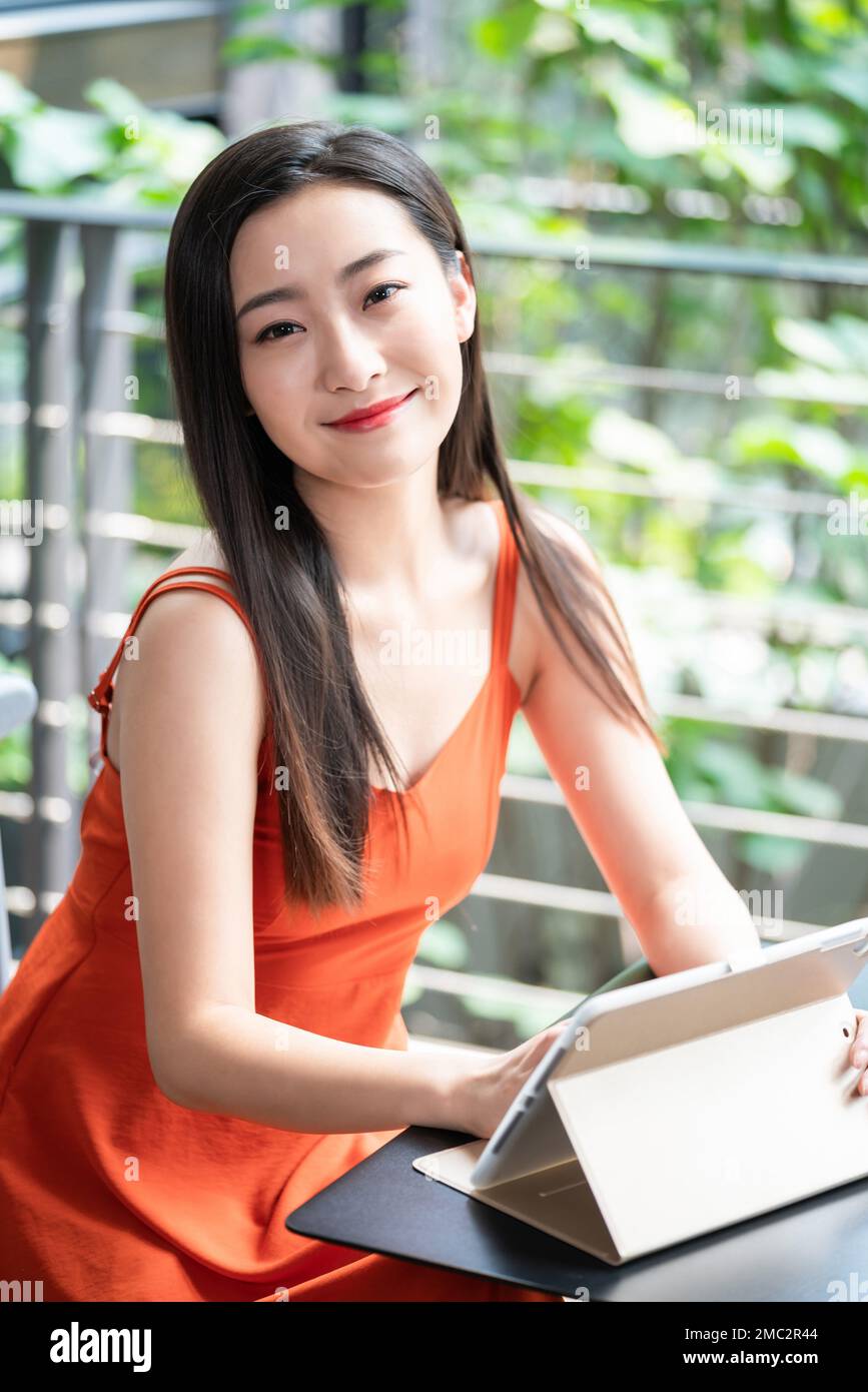 The young woman to see the coffee shop use tablet computers Stock Photo - Alamy