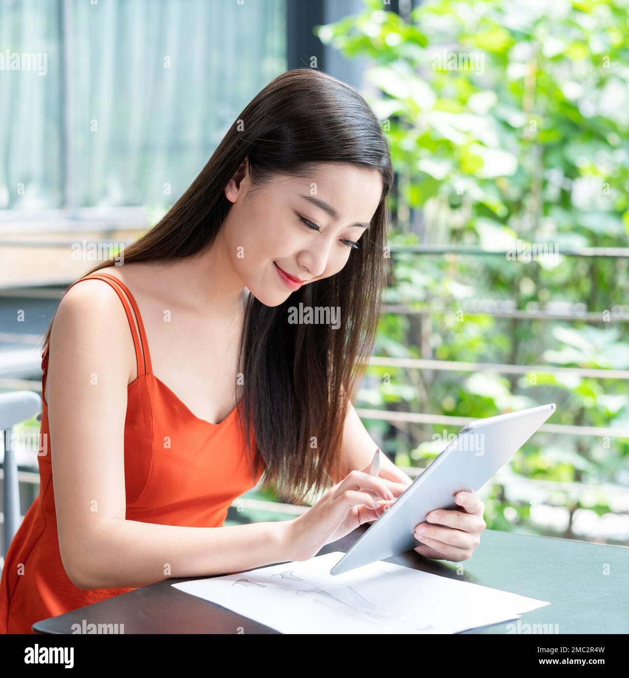 The young woman to see the coffee shop use tablet computers Stock Photo - Alamy