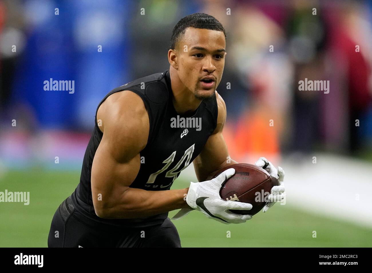 Oregon wide receiver Johnny Johnson III runs up field after catching a ...