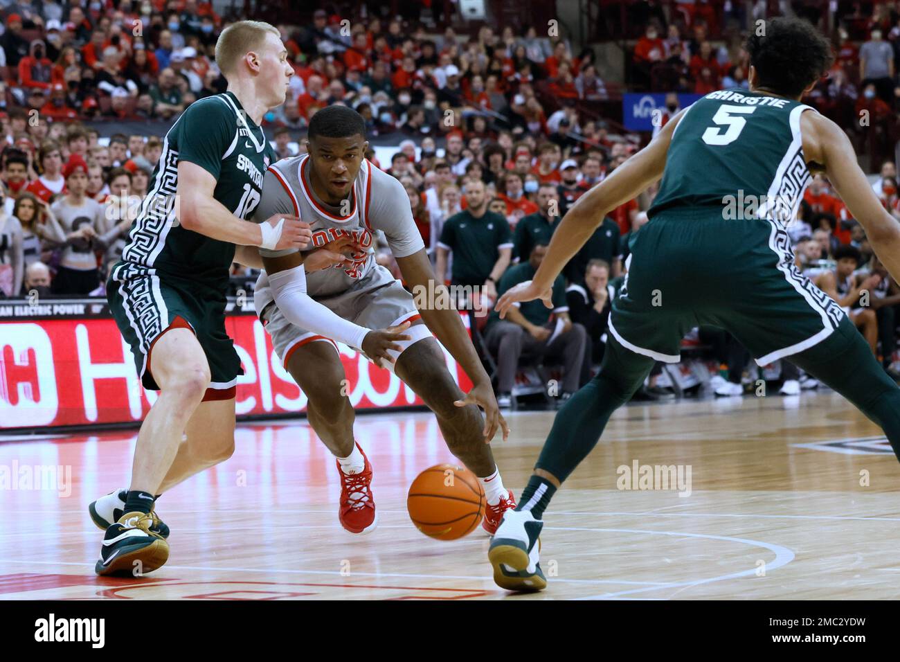 Ohio State's E.J. Liddell, center, drives to the basket between ...