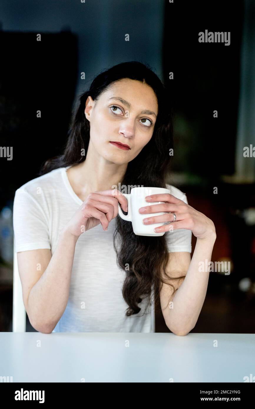 Young model holding coffee phone hi-res stock photography and images ... Young model holding coffee phone hi-res stock photography and images ...