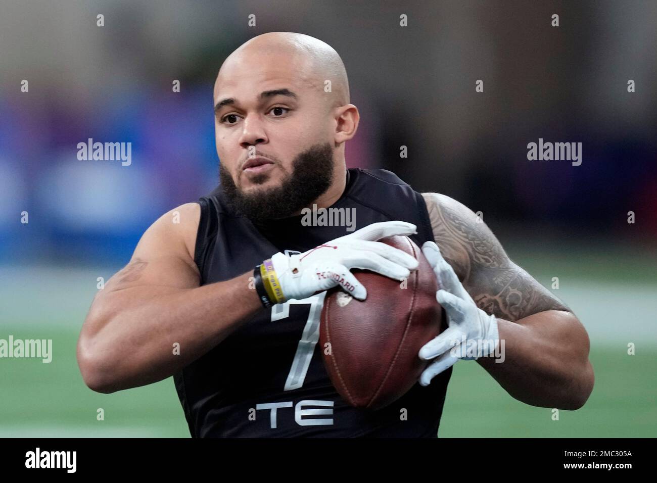 Oklahoma tight end Jeremiah Hall catches a pass during a drill at the ...