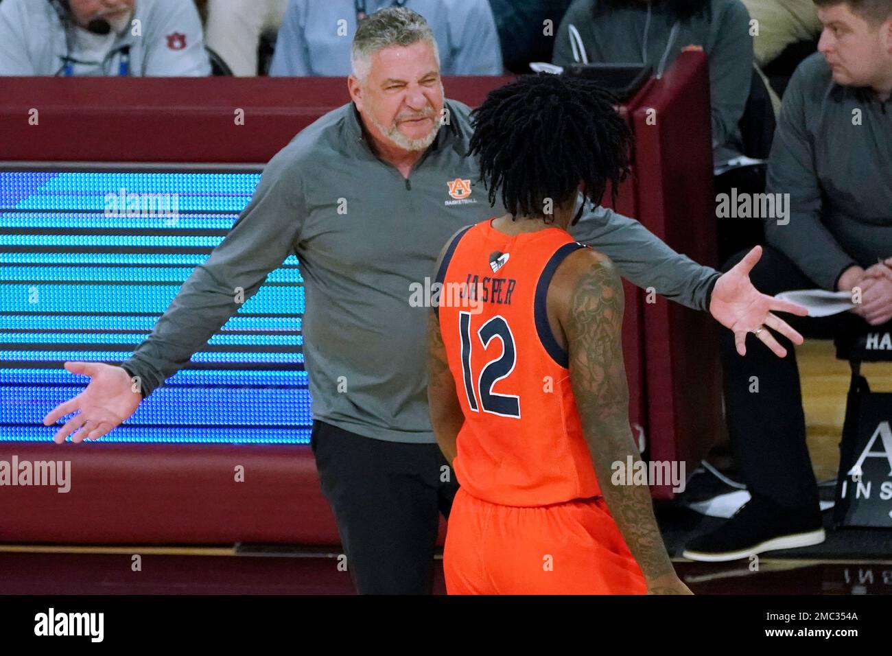 Auburn coach Bruce Pearl speaks with guard Zep Jasper (12) during the ...