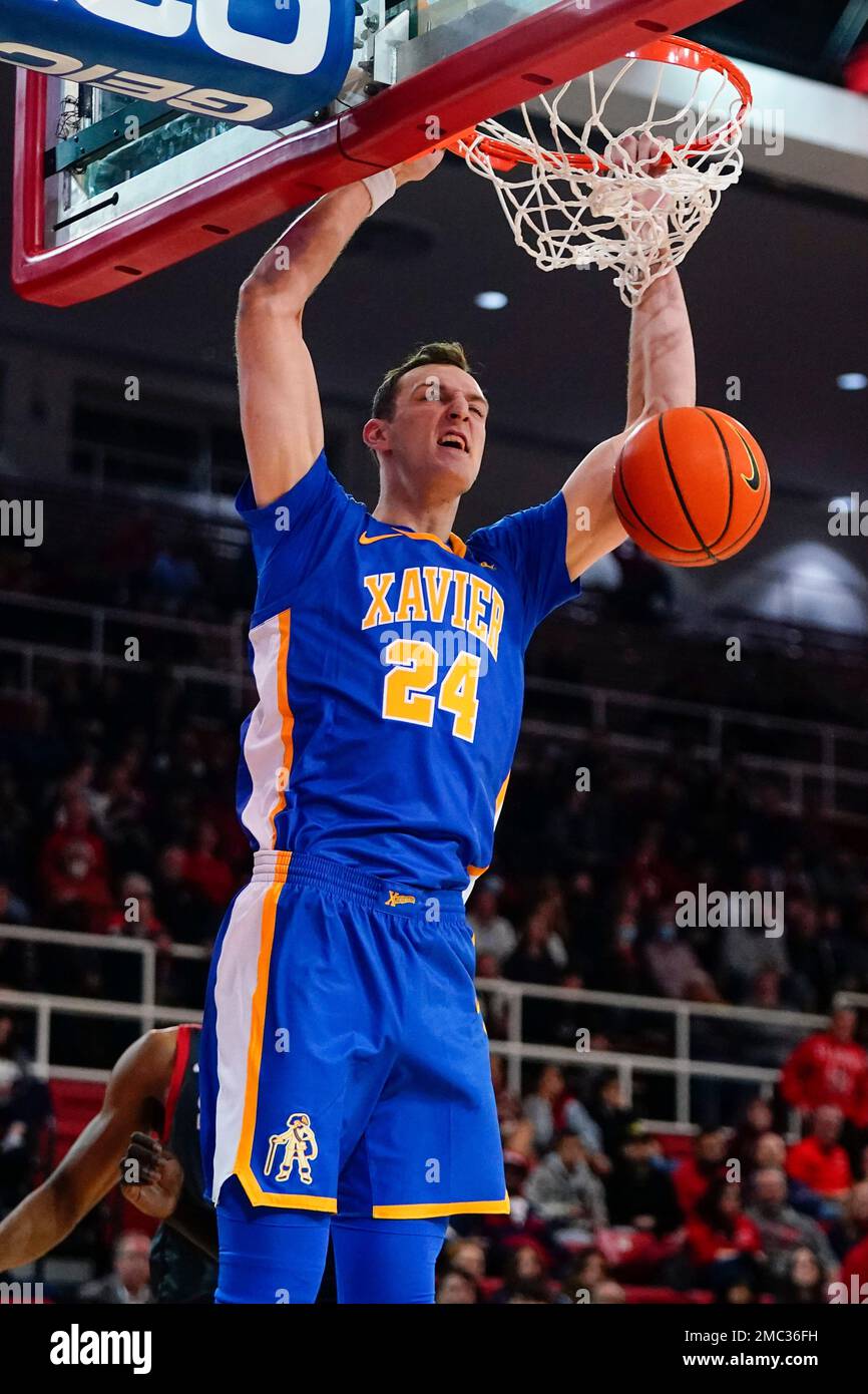 Xavier's Jack Nunge dunks during the first half of the team's NCAA ...
