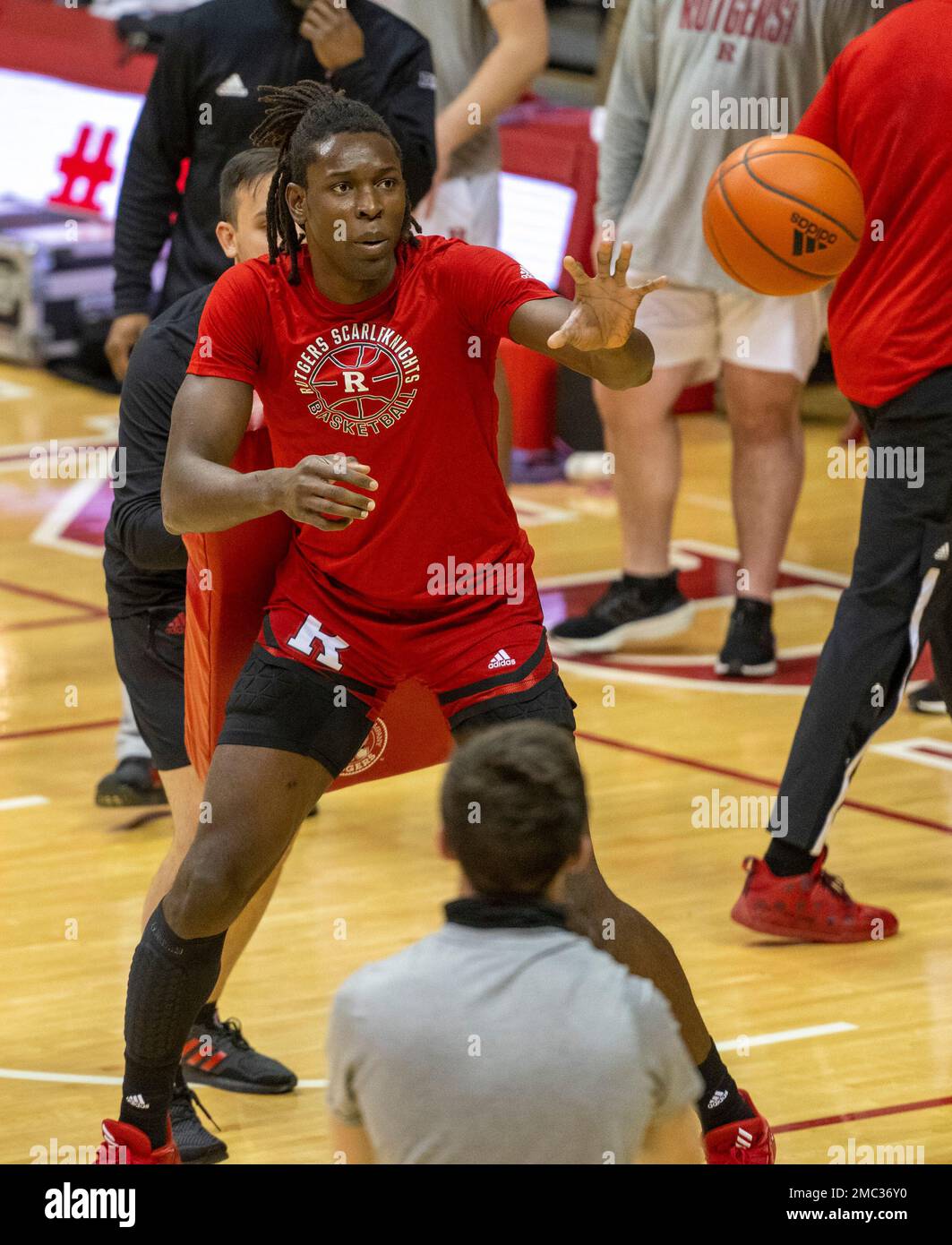 Rutgers center Clifford Omoruyi (11) warms up on the court before an ...