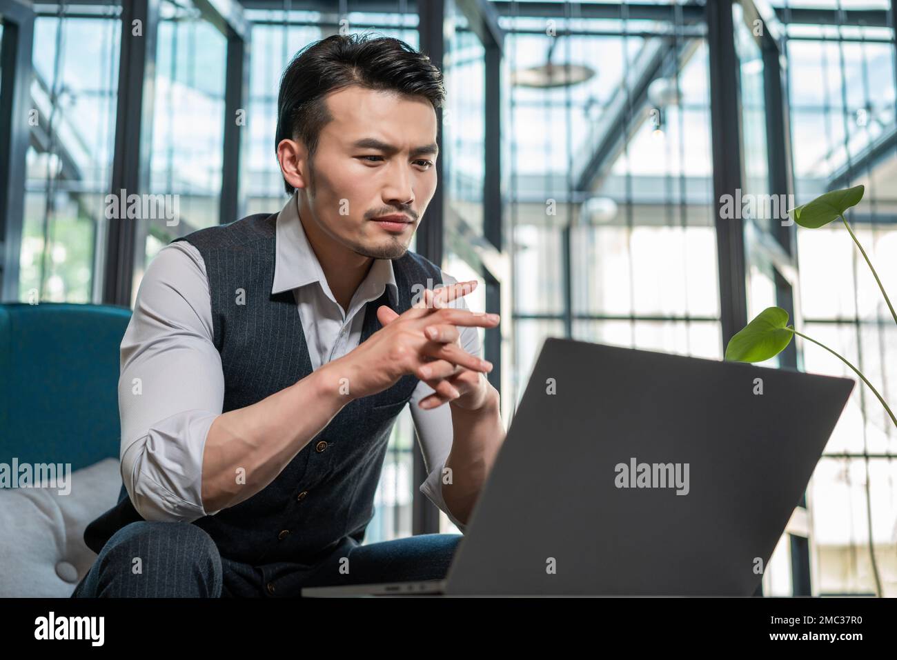 Business men to use the computer Stock Photo - Alamy