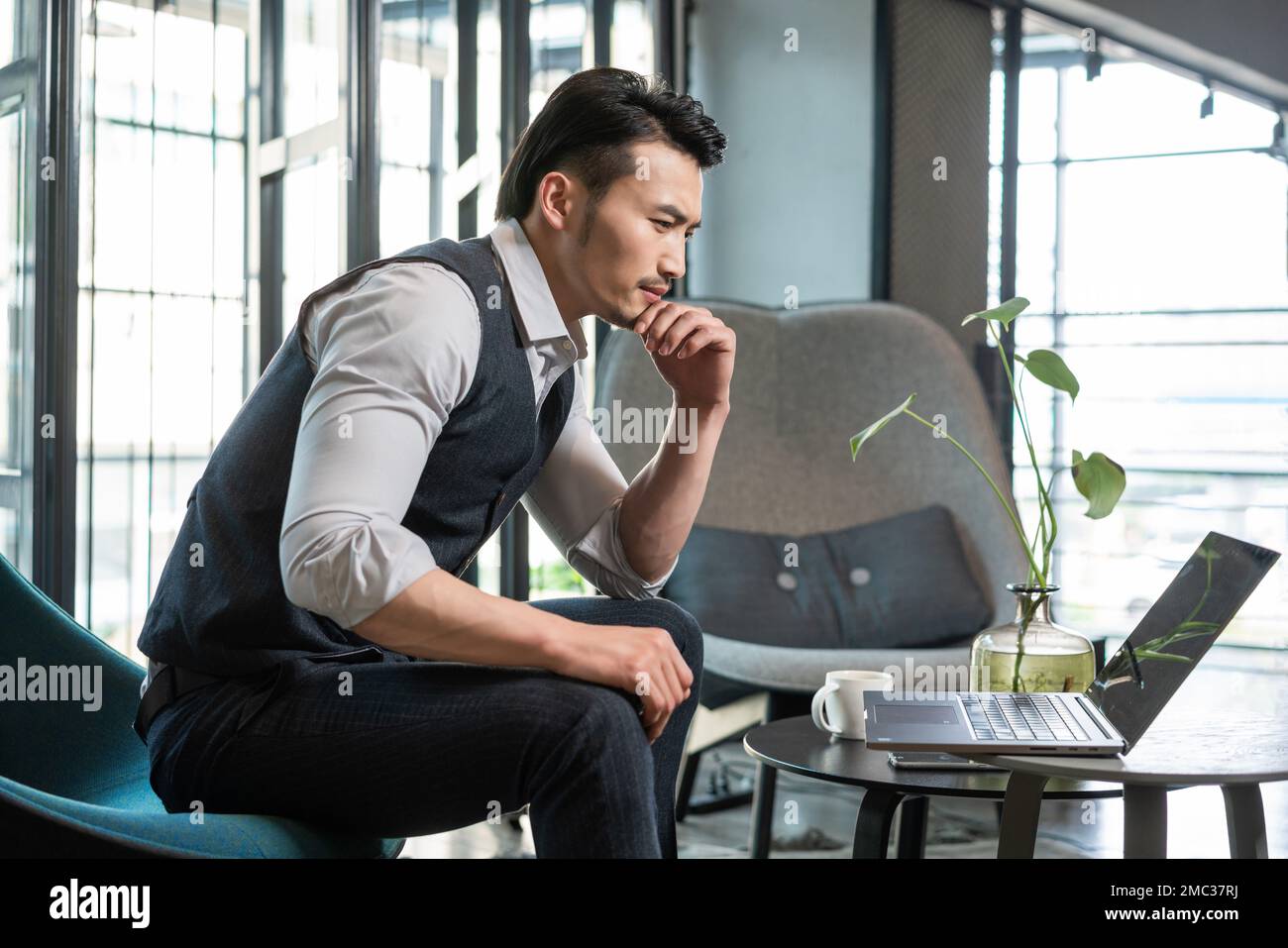 Business men to use the computer Stock Photo - Alamy