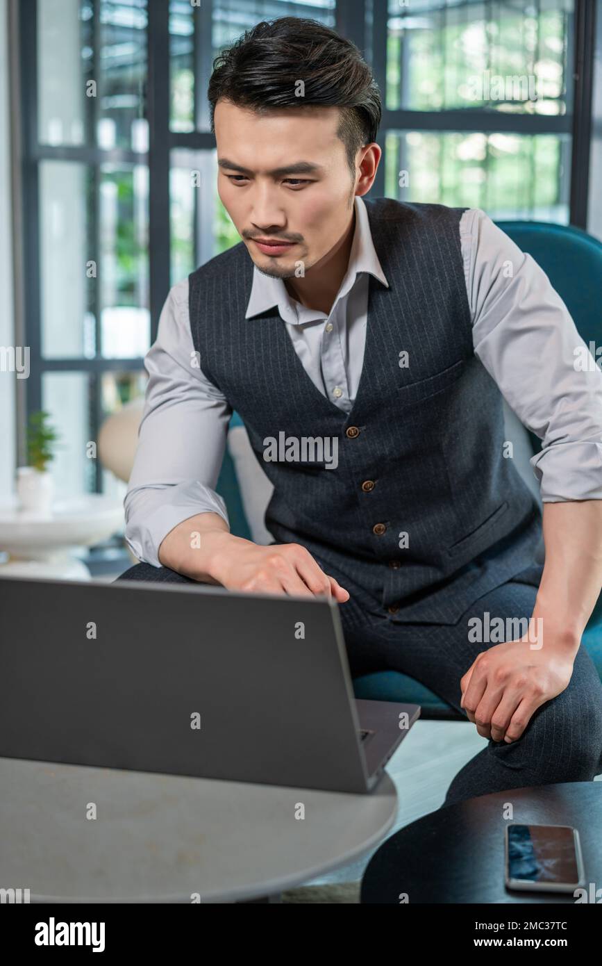 Business men to use the computer Stock Photo - Alamy