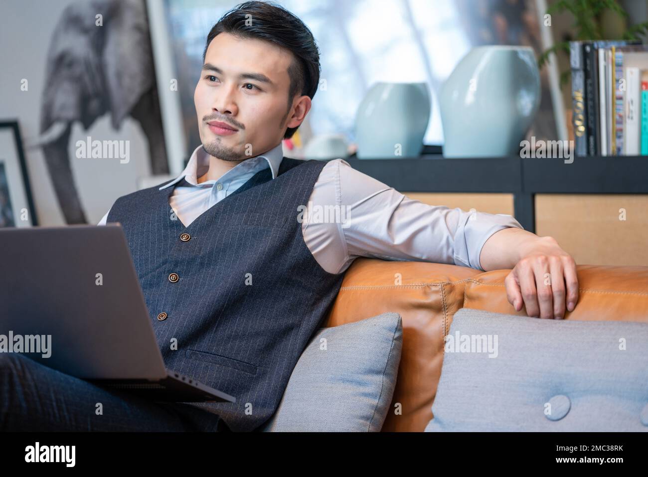 Business men to use the computer Stock Photo - Alamy