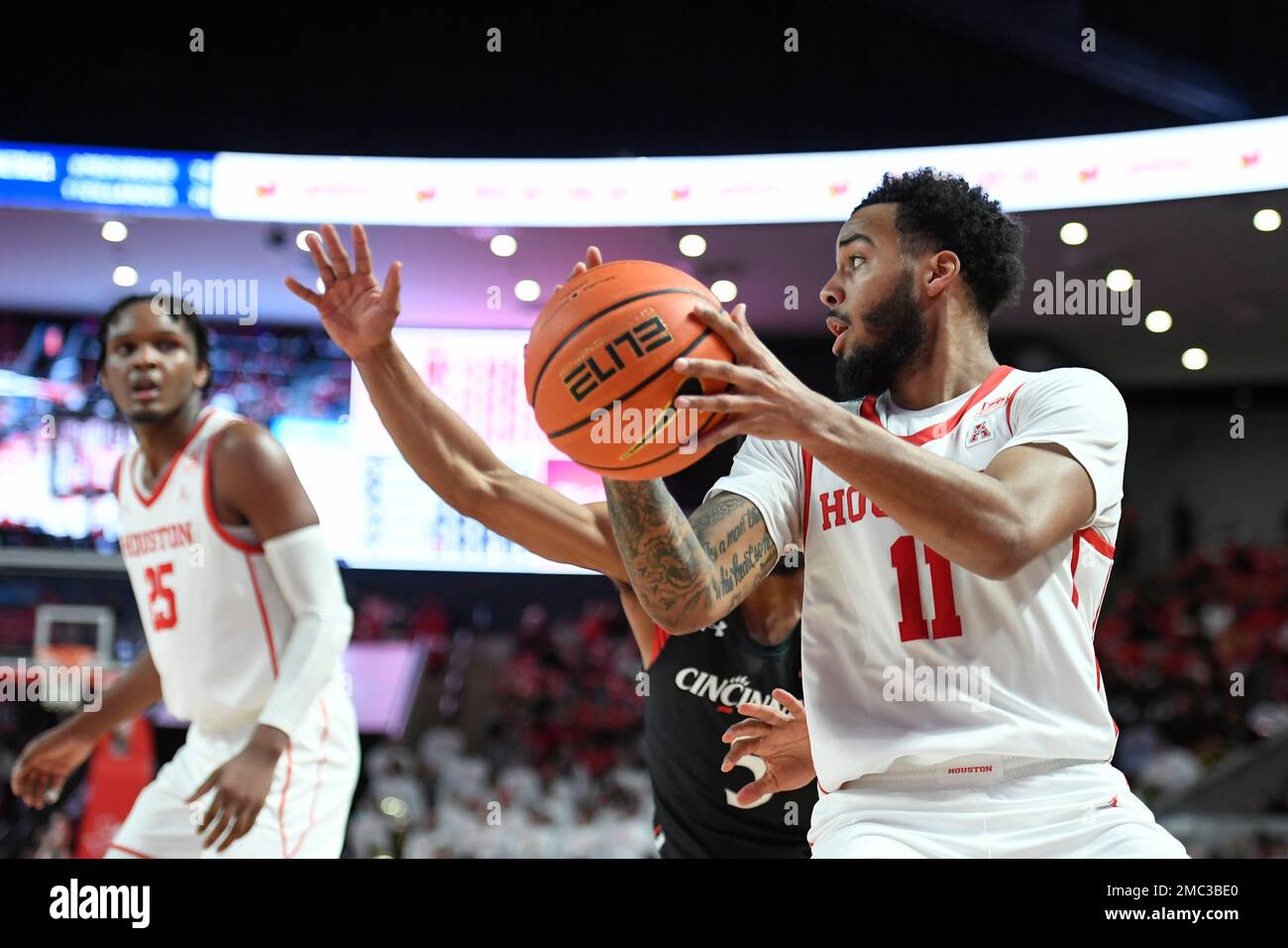 Houston guard Kyler Edwards (11) attempts to pass the ball against ...