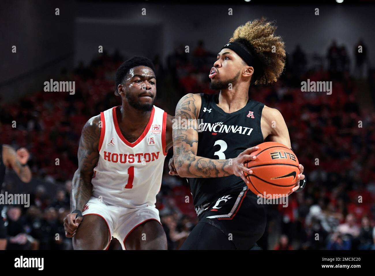 Cincinnati guard Mike Saunders Jr. (3) drives to the basket against ...
