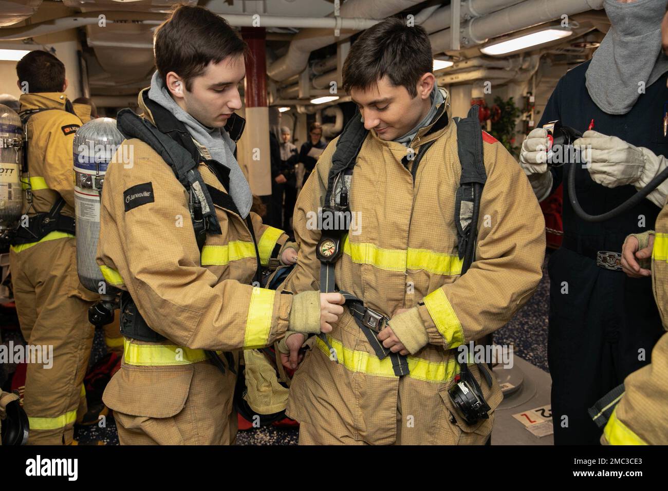 220624-N-QP737-1015 ATLANTIC OCEAN (June 24, 2022) Electrician’s Mate ...