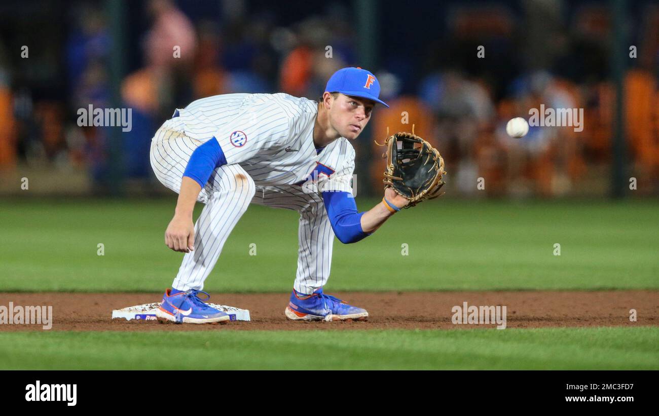Florida infielder Colby Halter (5) waits for the ball at second during ...