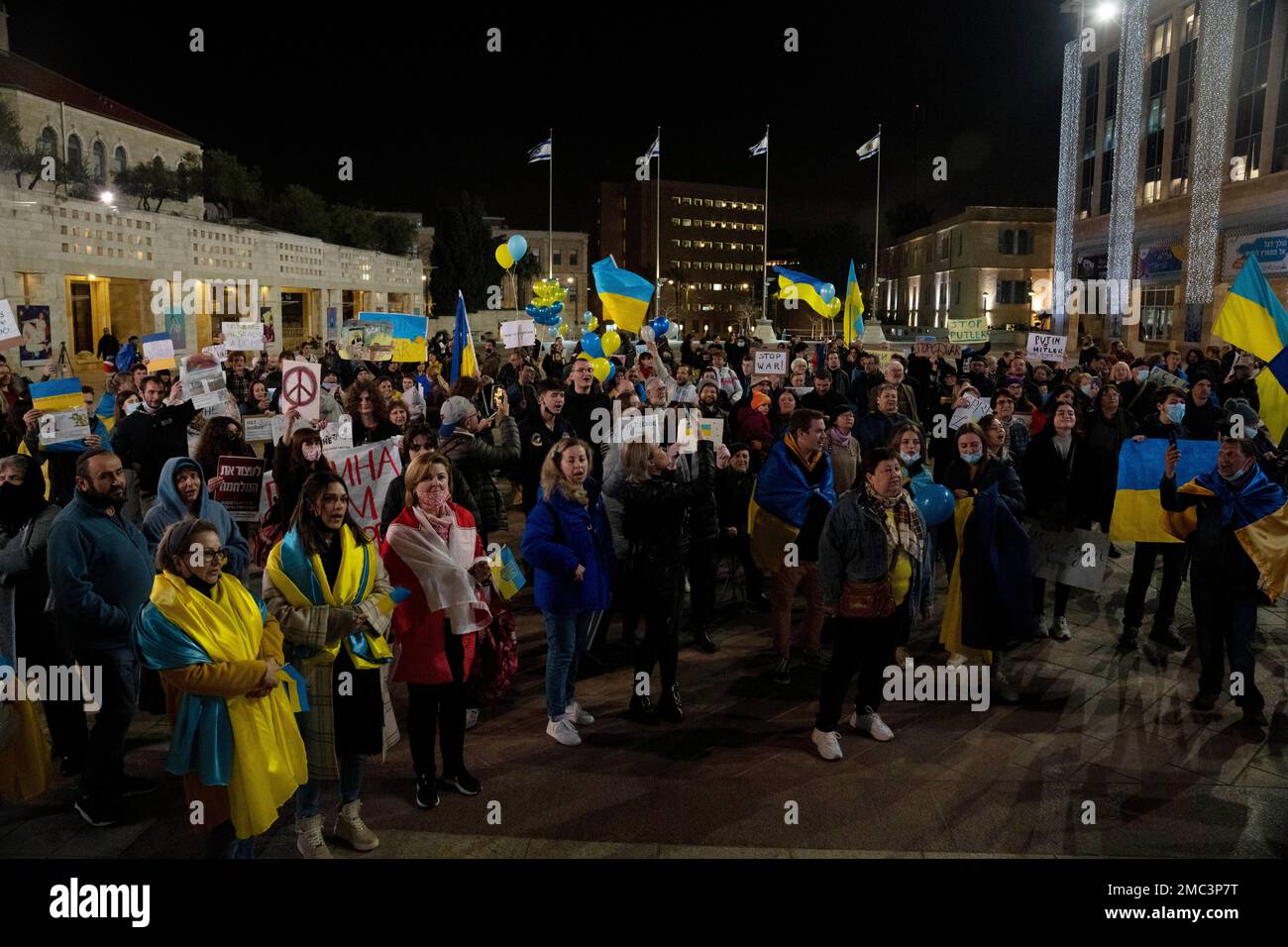Ukranians and their supporters protest against Russia's invasion of ...
