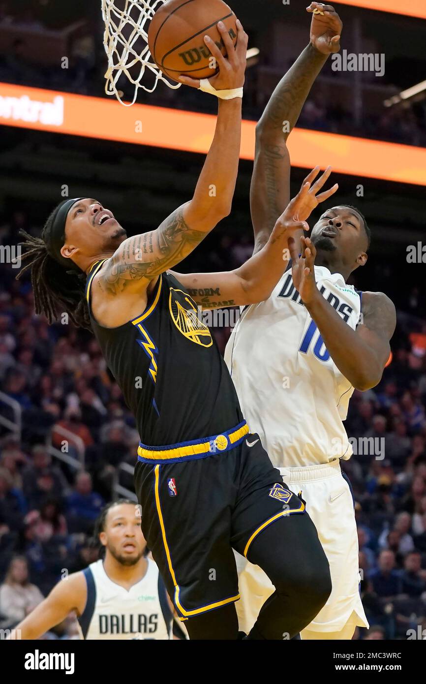 Golden State Warriors guard Damion Lee, left, shoots against Dallas ...