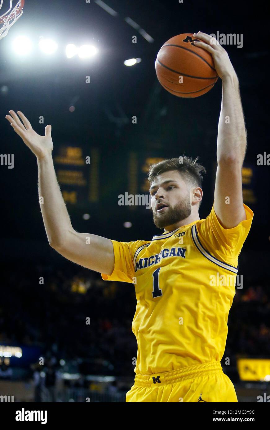 Michigan center Hunter Dickinson (1) grabs a rebound against Illinois ...